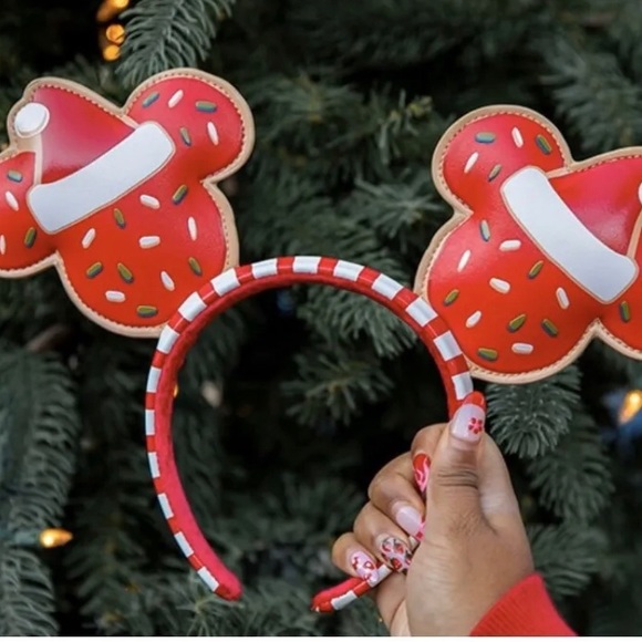 Disney | Accessories | New Christmas 22 Disney Gingerbread Cookie ...